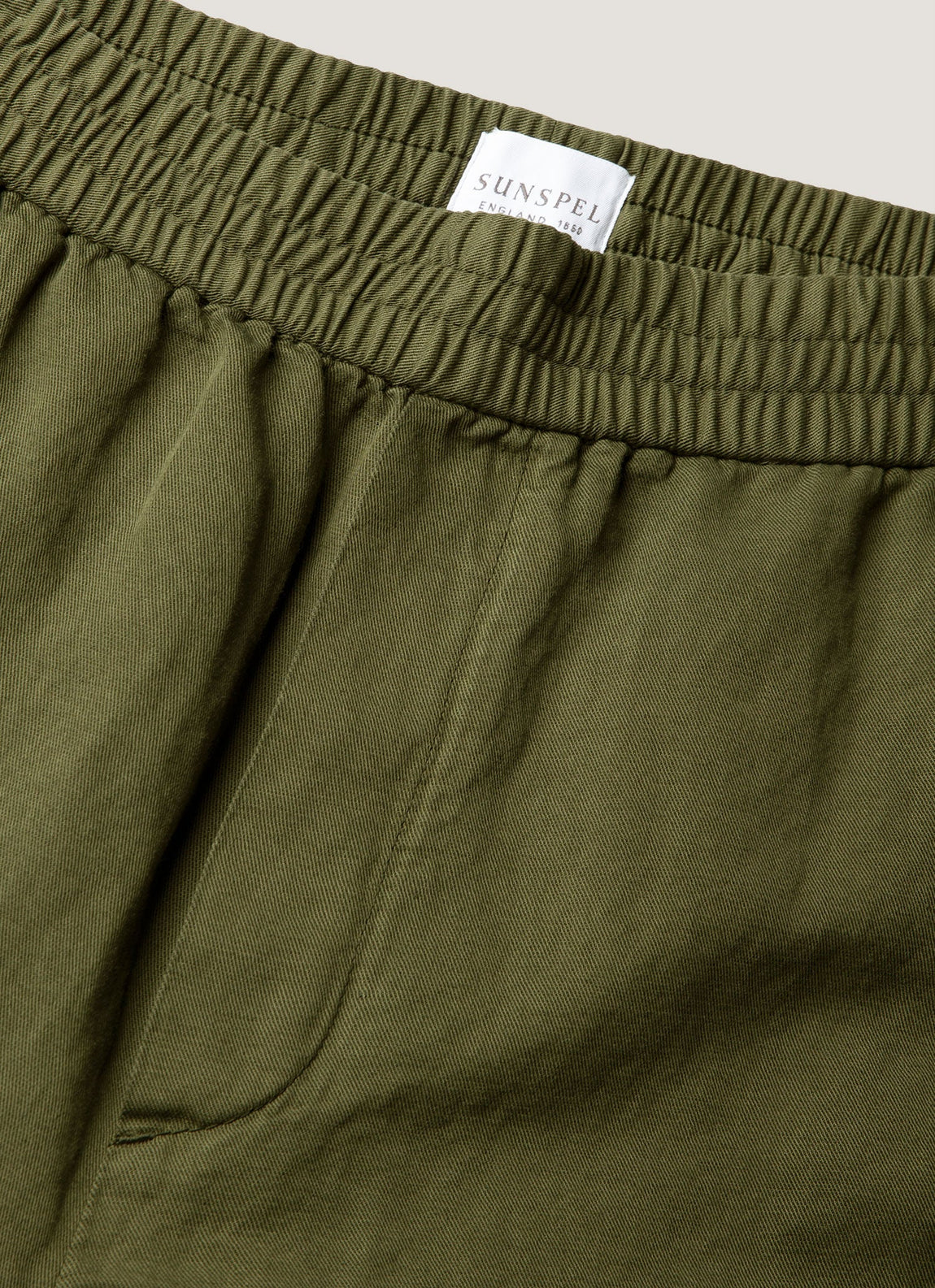 Men's Cotton Linen Drawstring Shorts in Deep Olive | Sunspel